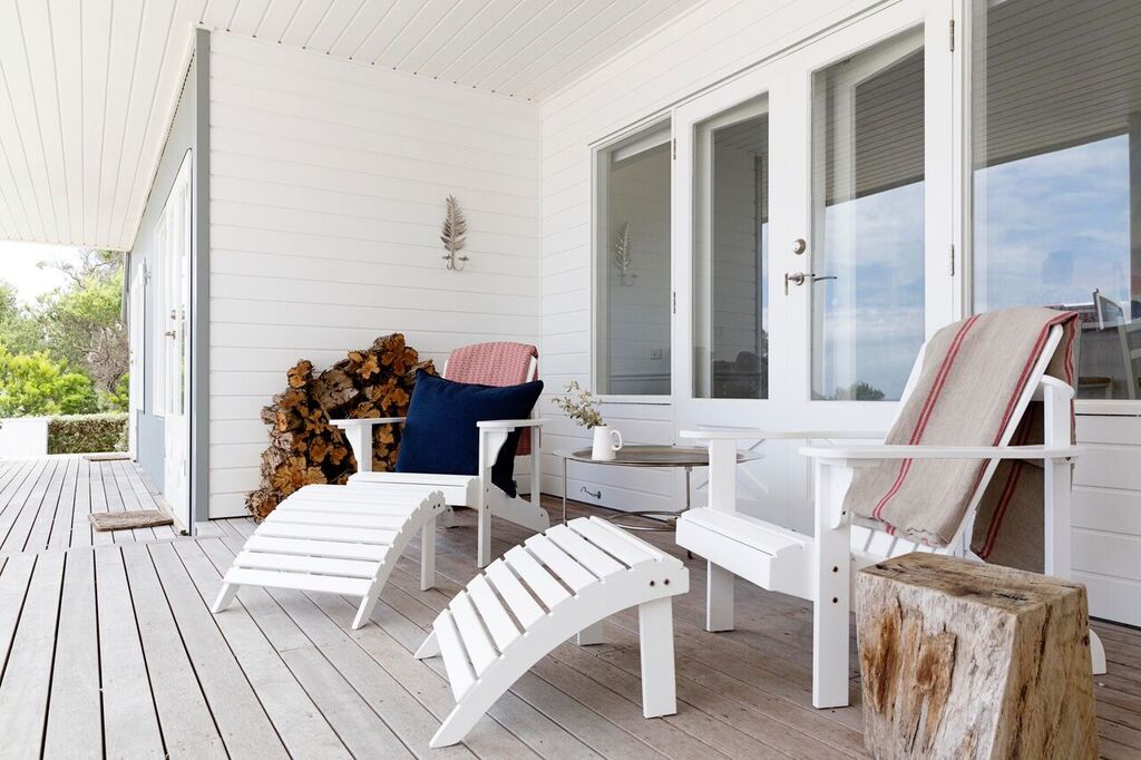 How to decorate a beach house without the clichés - The Interiors Addict
