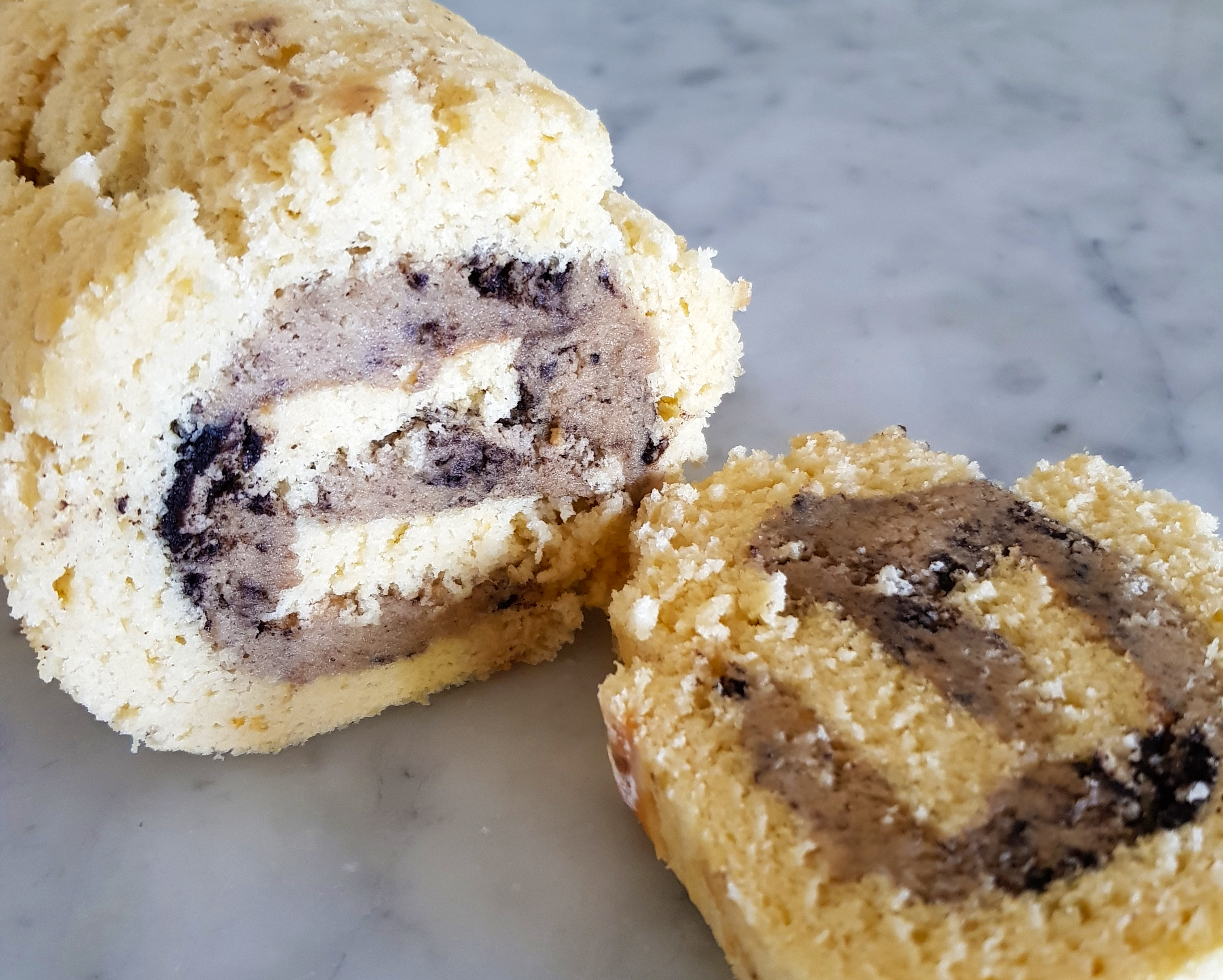 Foodie Friday: Cookies and cream Swiss roll - The Interiors Addict