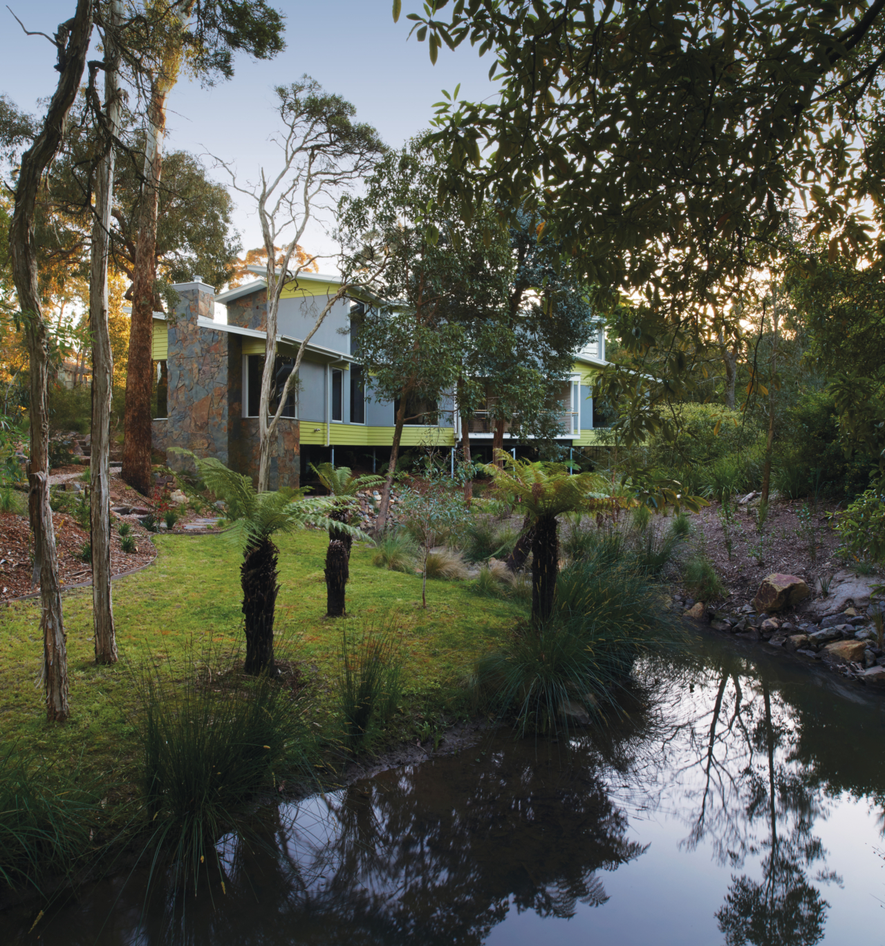 This suburban Melbourne home floats above a creek! - The Interiors Addict