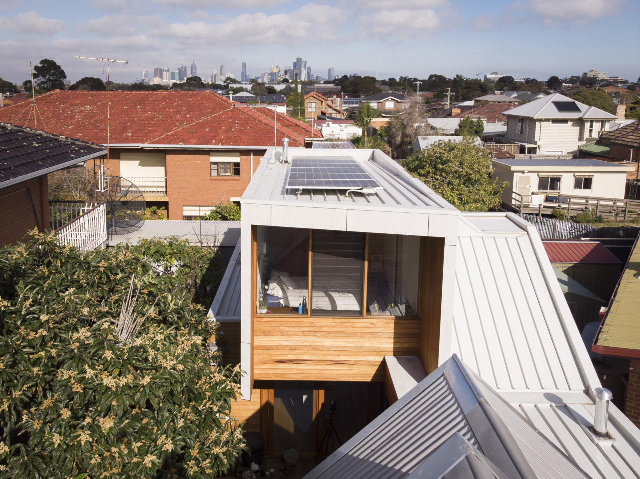 Skinny extension lets light in to Melbourne home - The Interiors Addict
