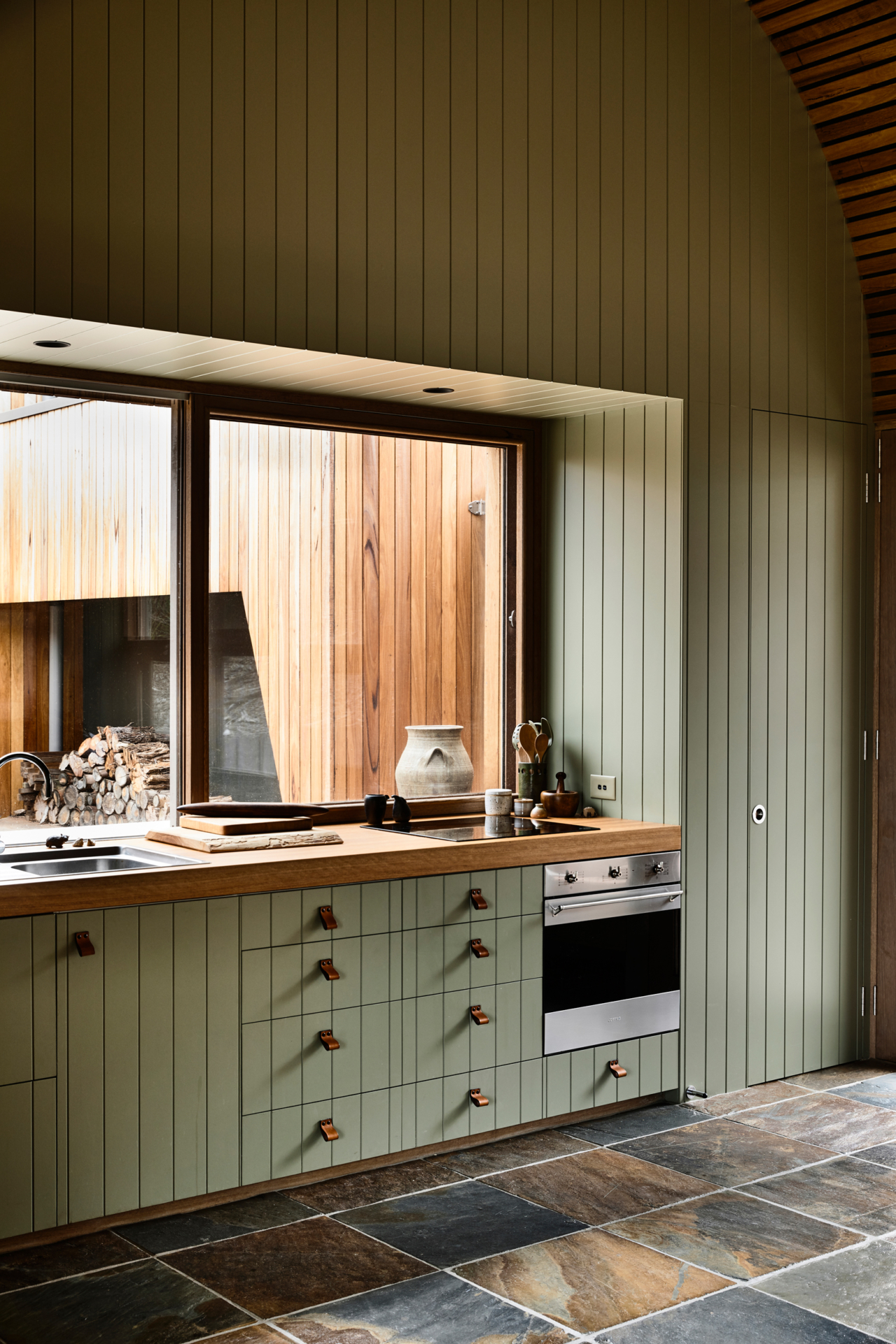 Green timber panels star in celebrated coastal home - The Interiors Addict