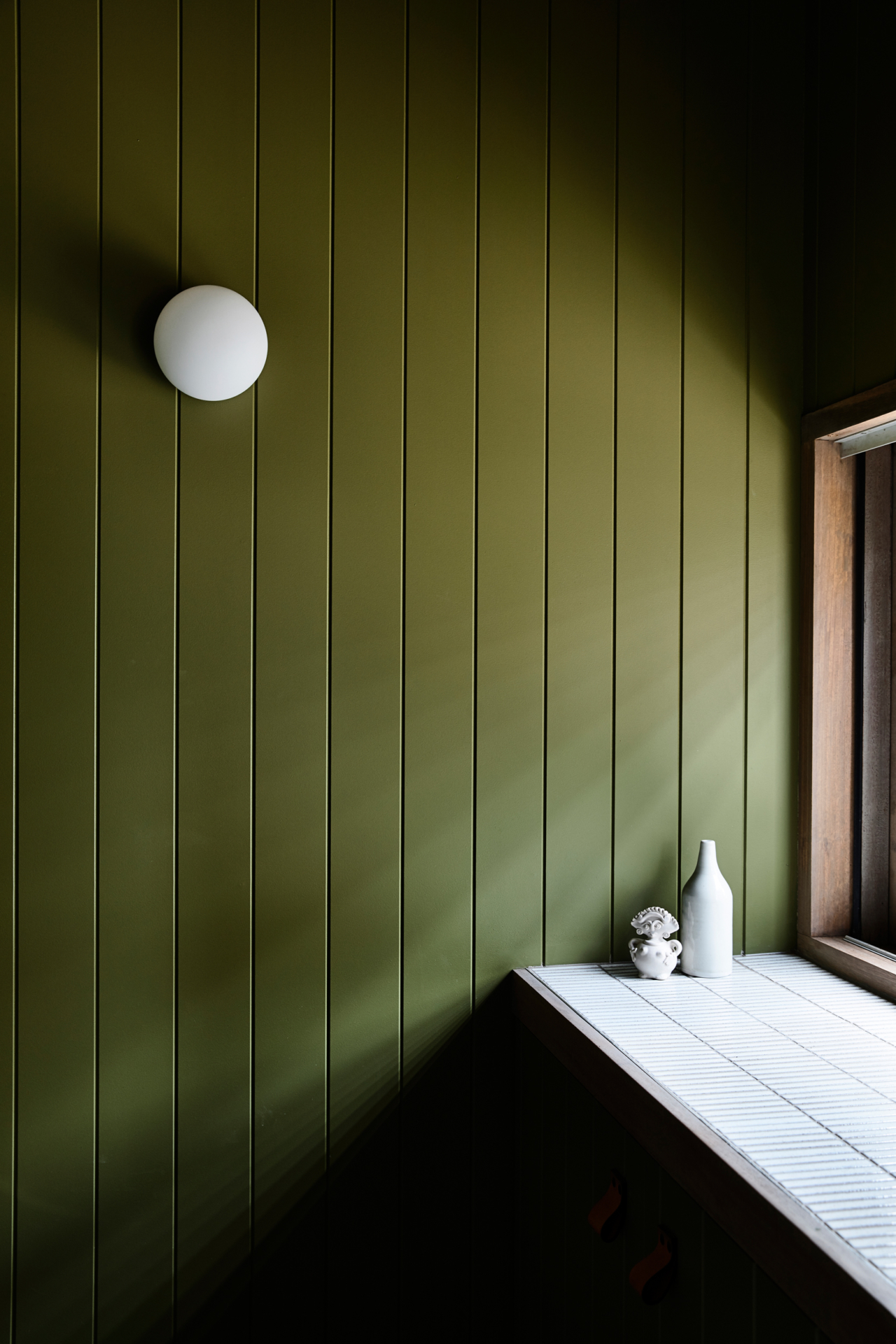 Green timber panels star in celebrated coastal home - The Interiors Addict