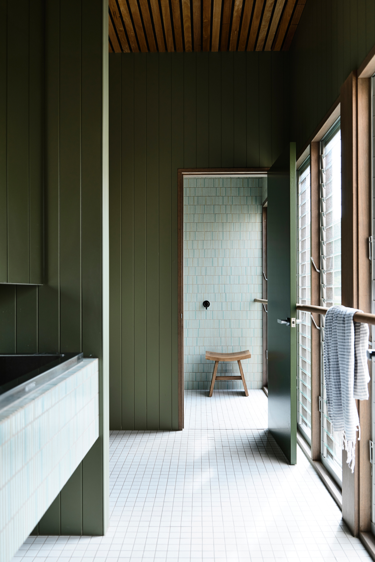 Green timber panels star in celebrated coastal home - The Interiors Addict