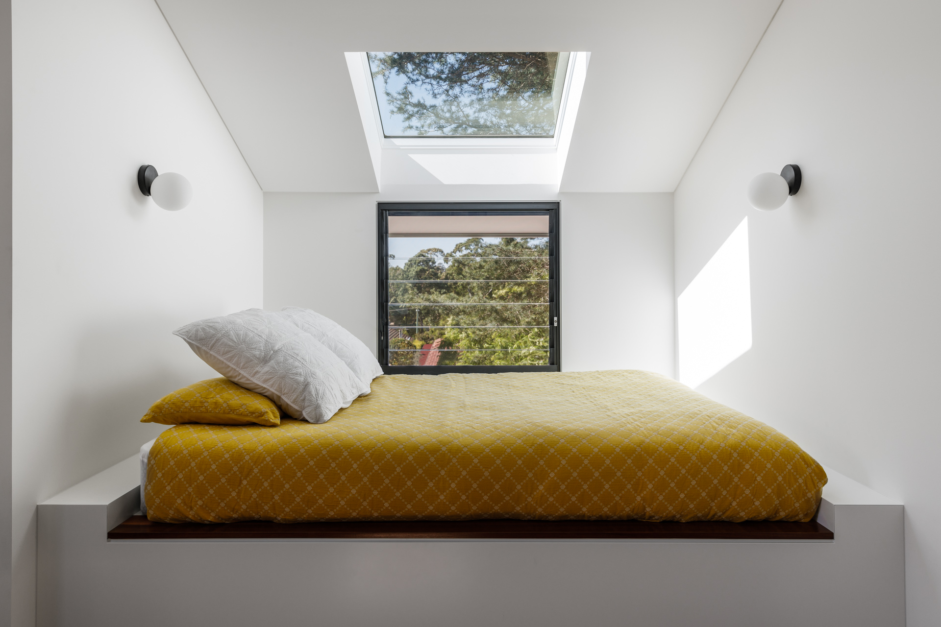 Tree house makes most of light and views - The Interiors Addict