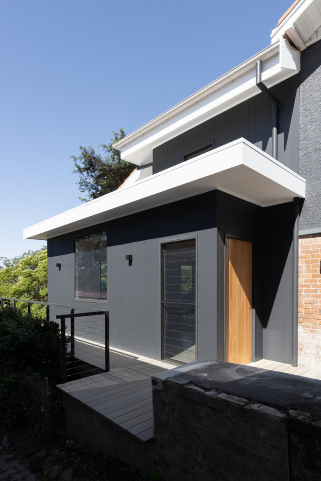 Tree house makes most of light and views - The Interiors Addict