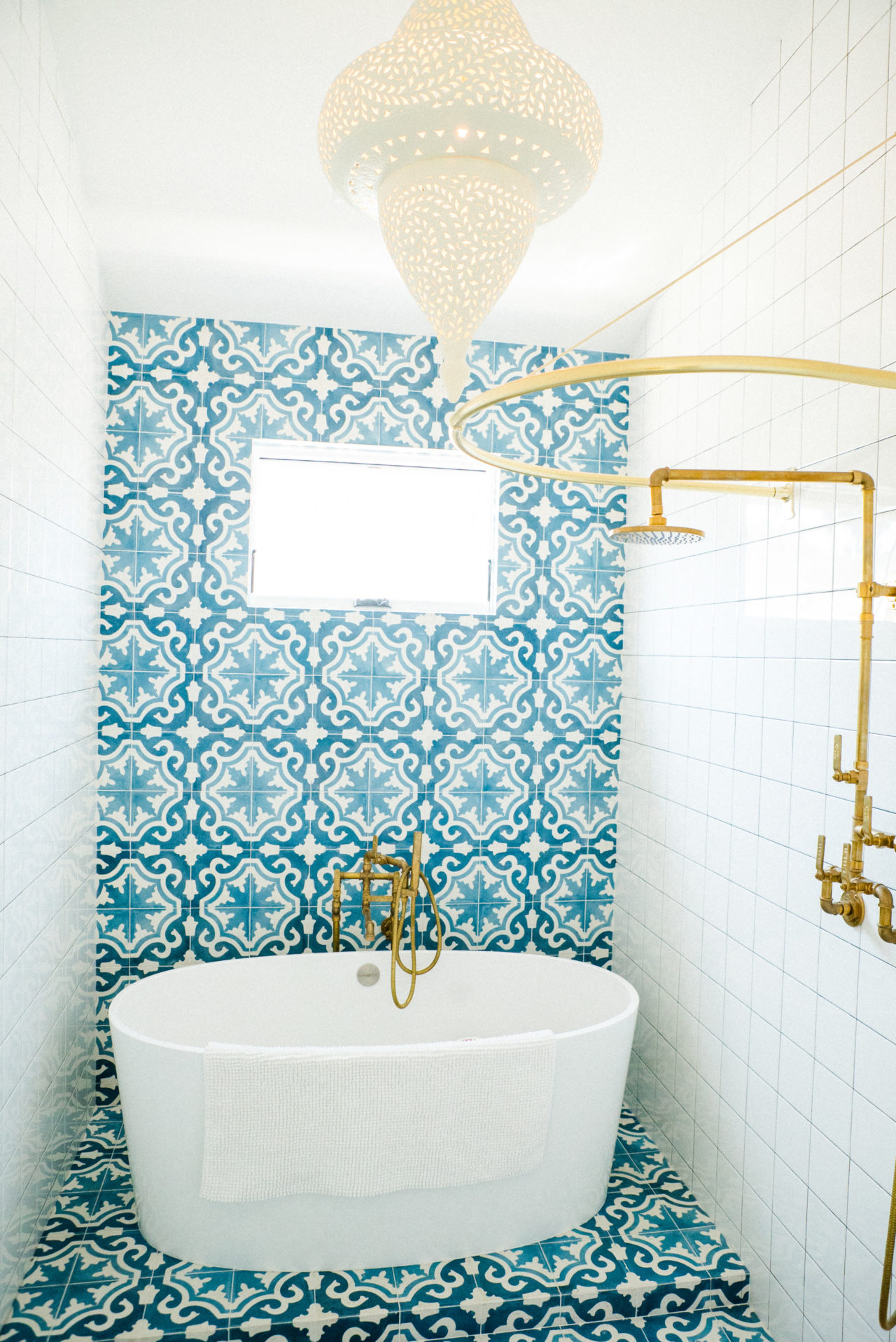 Gold bathroom accents: there's many ways to use them! - The Interiors ...