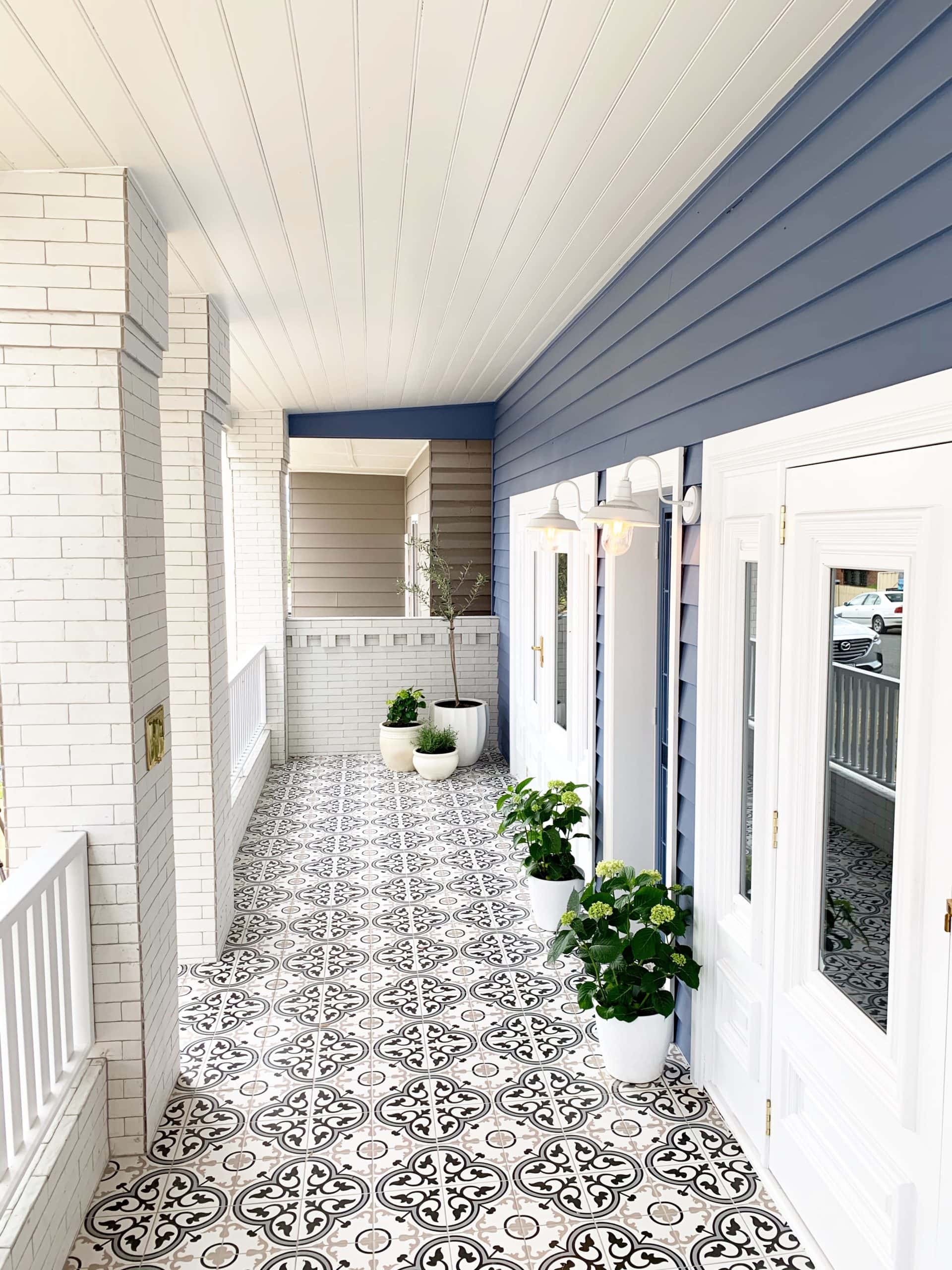 Navy weatherboard house: a crazy good before & after - The Interiors Addict