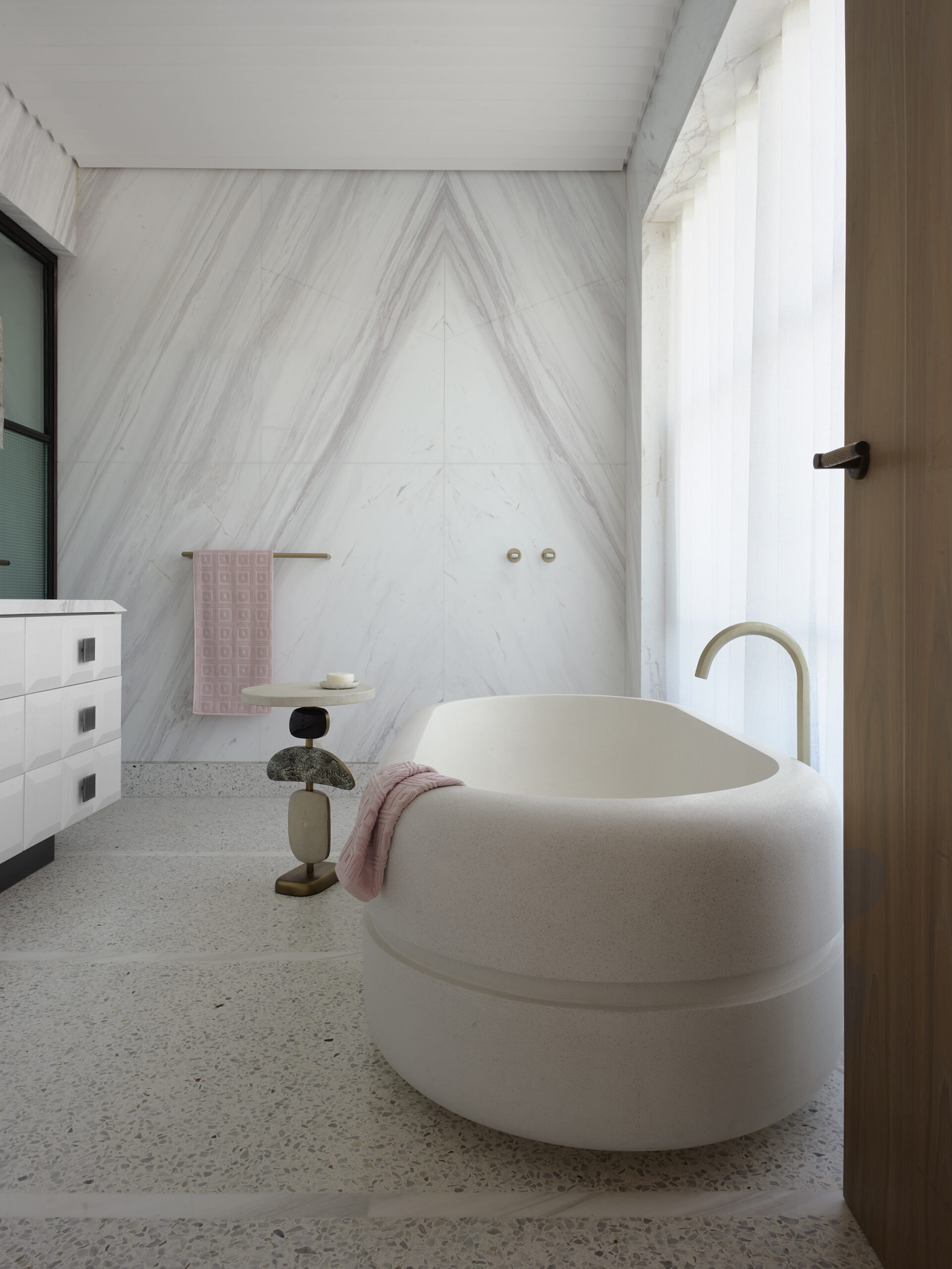 A remarkable contemporary Mosman villa by Greg Natale - The Interiors ...