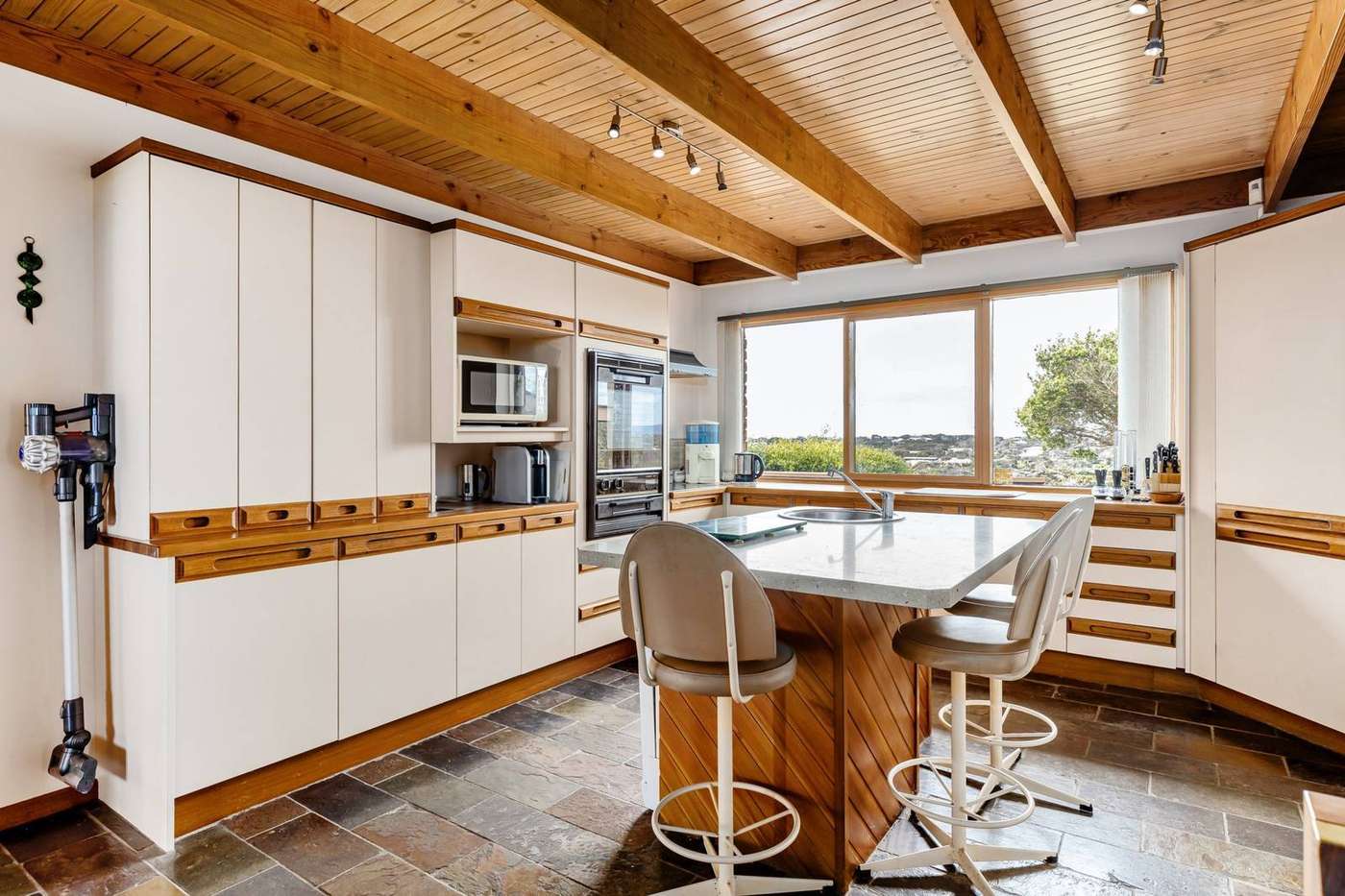 Gubuk pantai tahun 80-an kini menjadi rumah liburan bergaya retro yang eklektik - Minimalis123