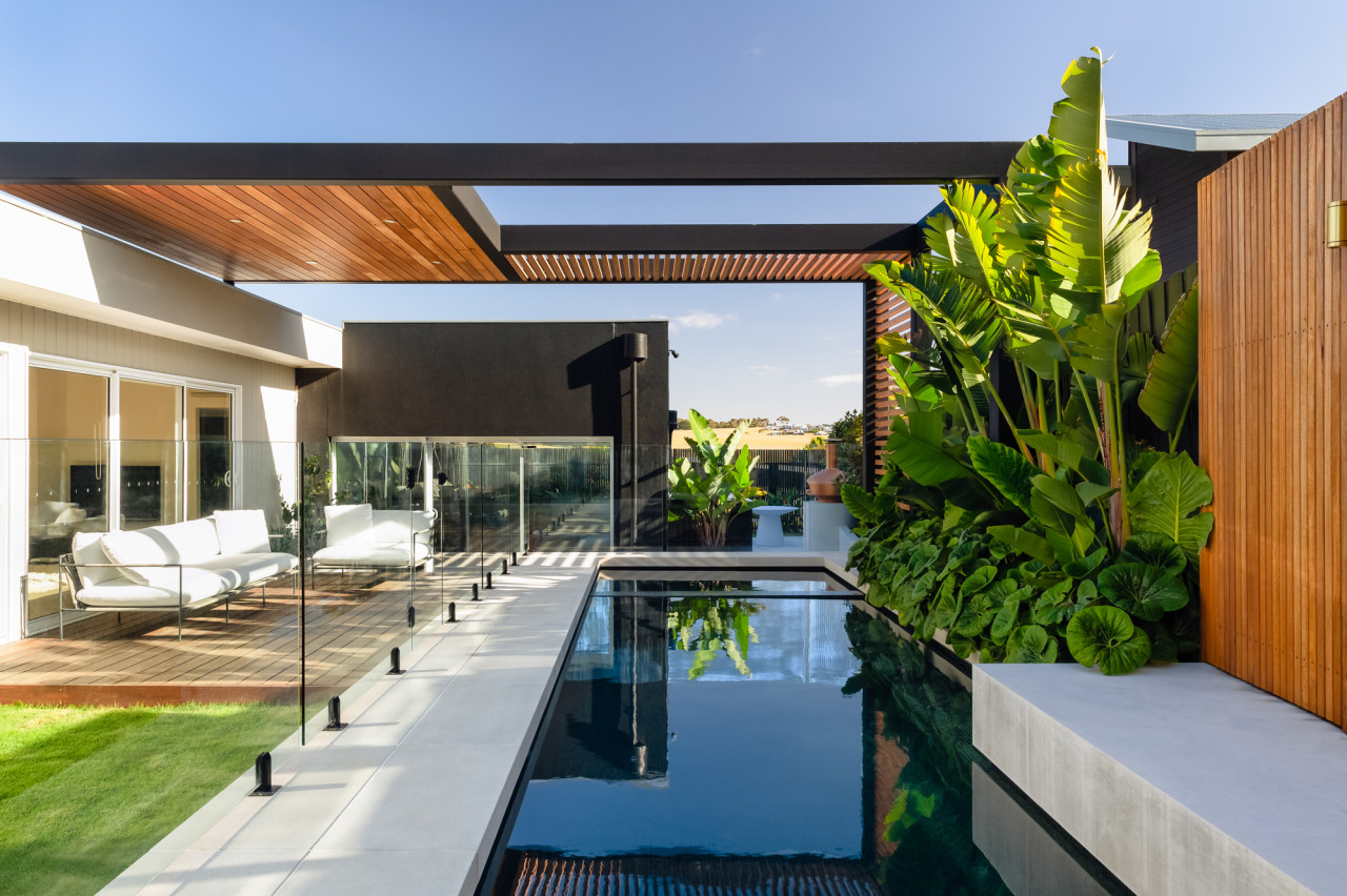 Lush, resort-style backyard reno provides holiday at home - The ...