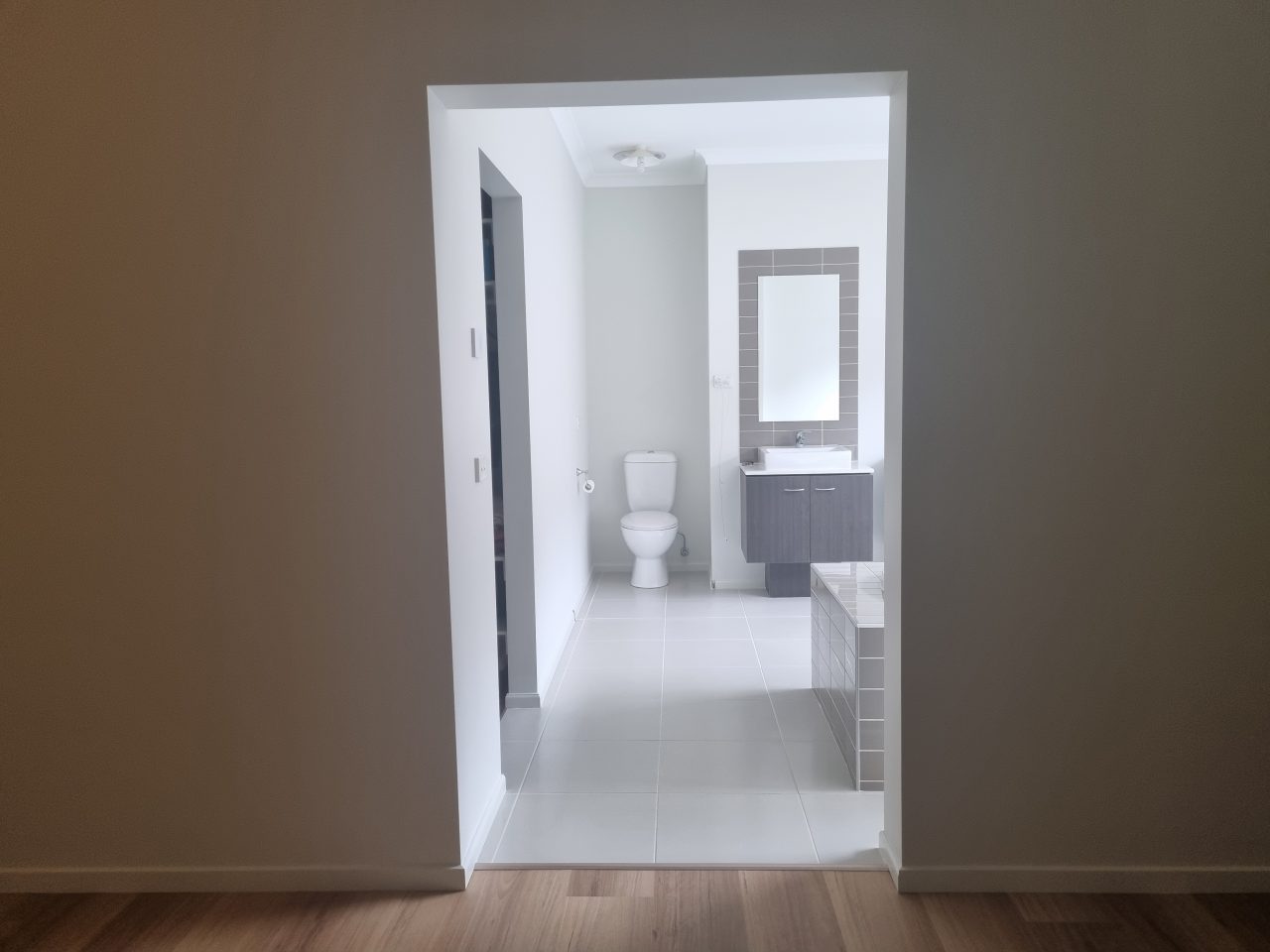 A massive en suite gets style to match its size! - The Interiors Addict