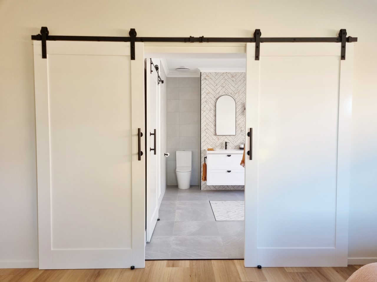 A massive en suite gets style to match its size! - The Interiors Addict