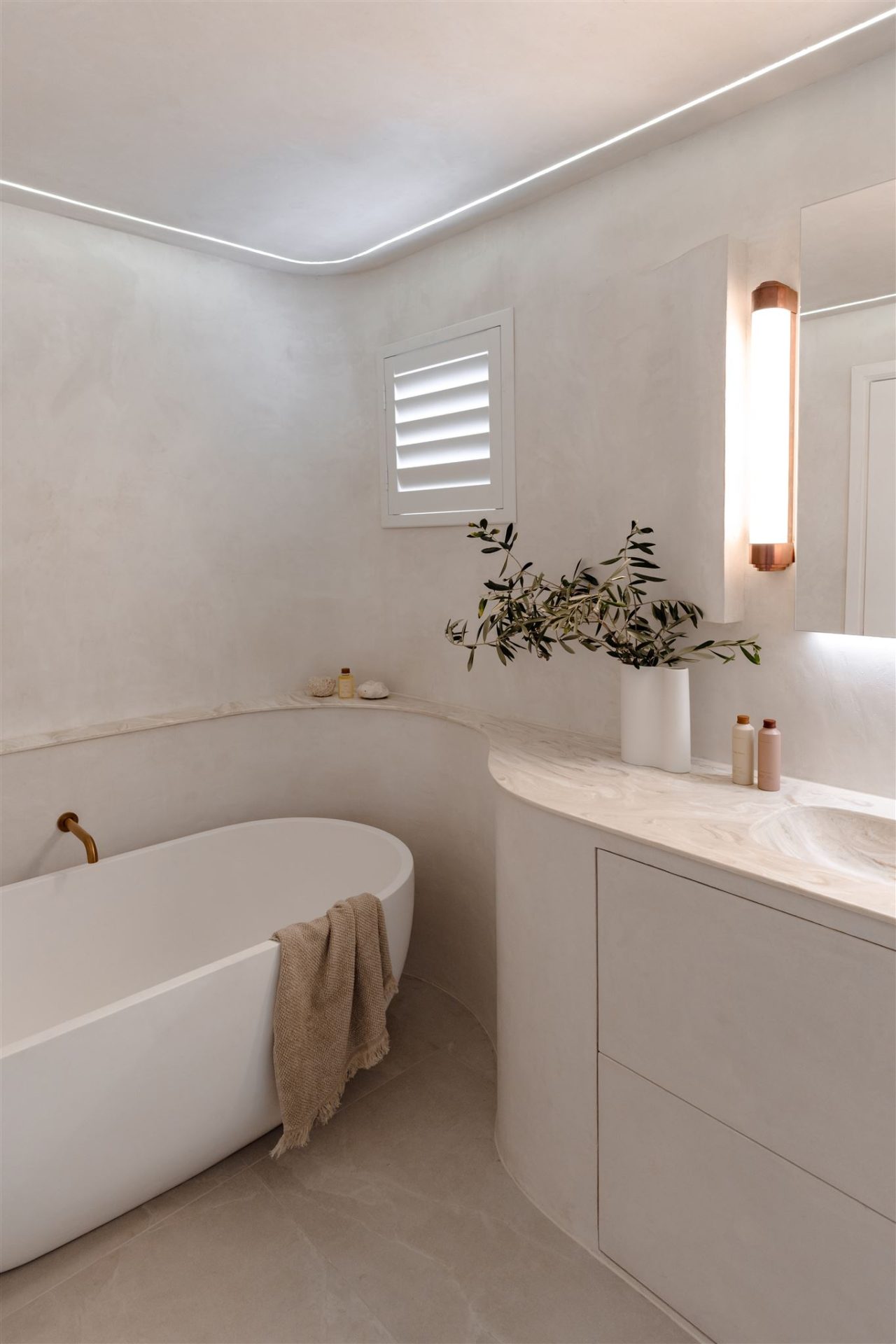 Stunning curved ledge and Venetian plaster create spa like feel - The ...