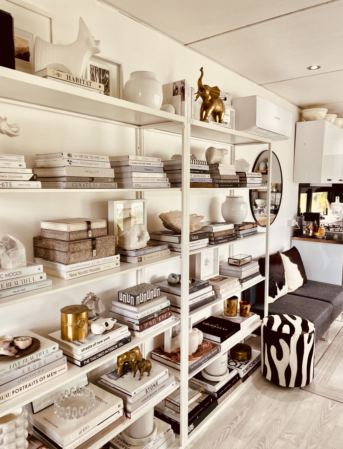 Kiat untuk membuat ruang apa pun terasa dan tampak lebih besar ...