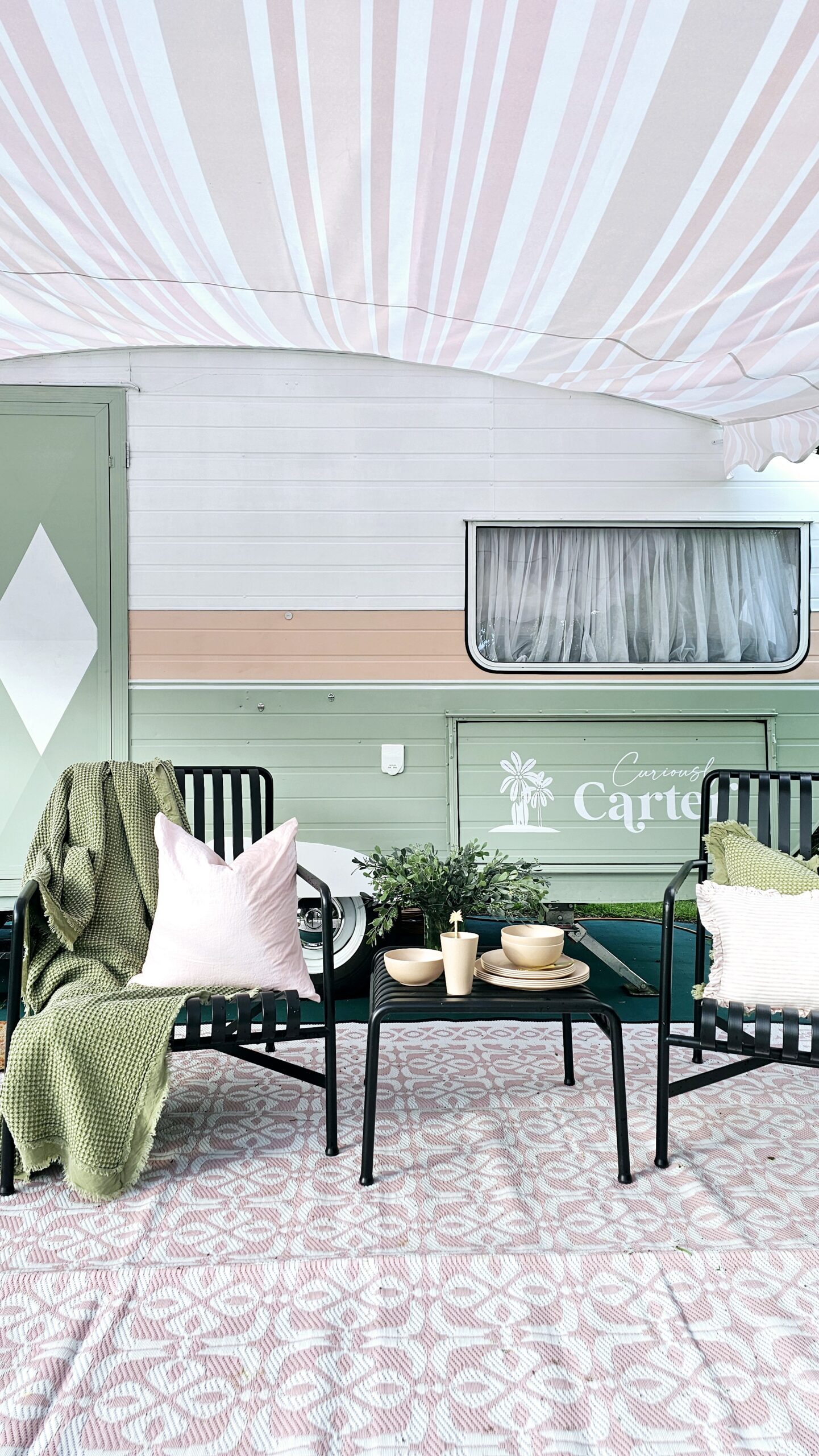 A perfectly colour coordinated tiny home life for former designer - The ...
